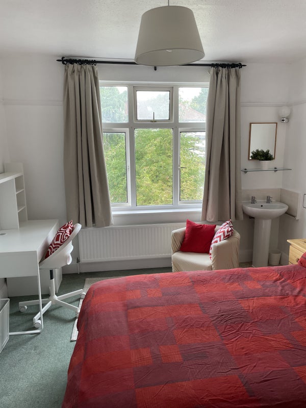 'Large, Spacious Double Room- light and sunny! ' Room to Rent from ...