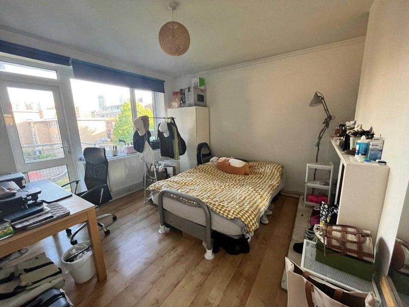 'Bright Room with Balcony in Zone 1 Waterloo ' Room to Rent from SpareRoom