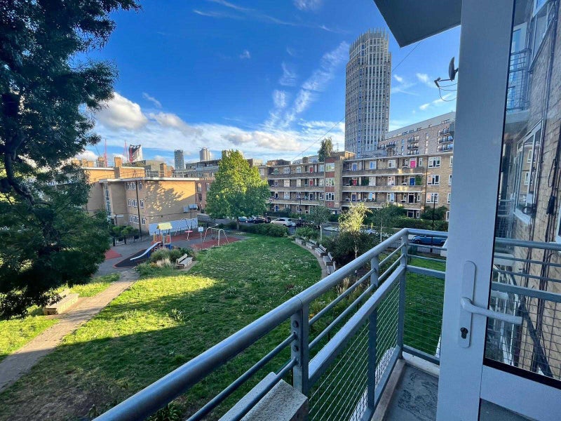 'Bright Room with Balcony in Zone 1 Waterloo ' Room to Rent from SpareRoom