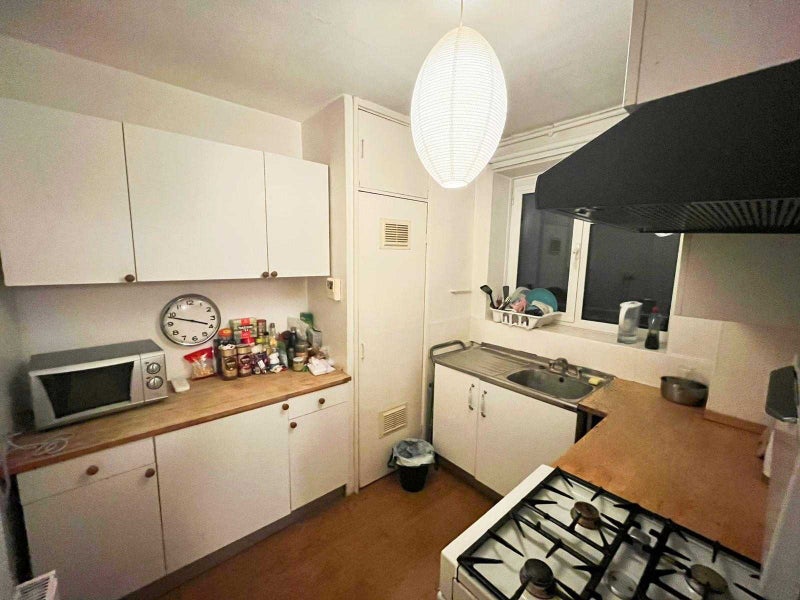 'Bright Room with Balcony in Zone 1 Waterloo ' Room to Rent from SpareRoom