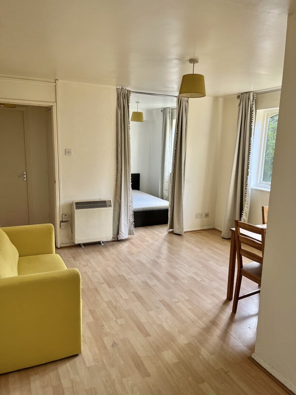 'Bright Studio Flat in Private Development' Room to Rent from SpareRoom