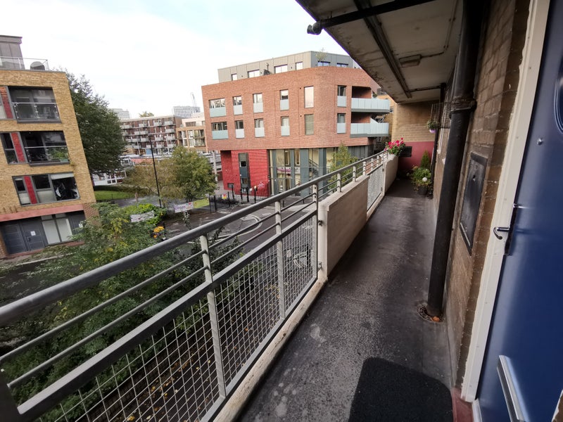 'Bright Room with Balcony in Zone 1 Waterloo ' Room to Rent from SpareRoom