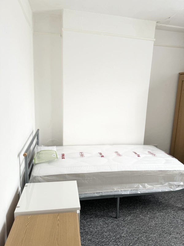 'Fantastic large single room to let £700' Room to Rent from SpareRoom