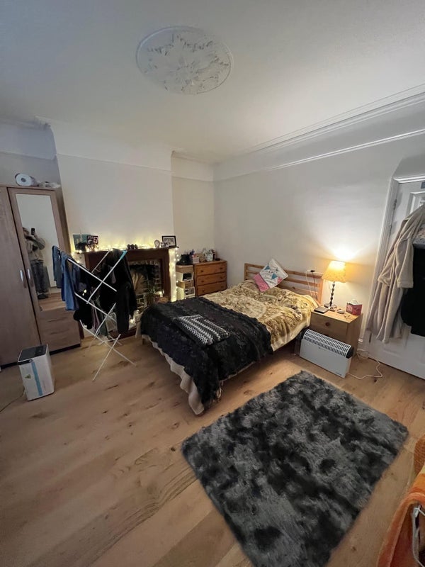 'Lovely big double room available!! ' Room to Rent from SpareRoom