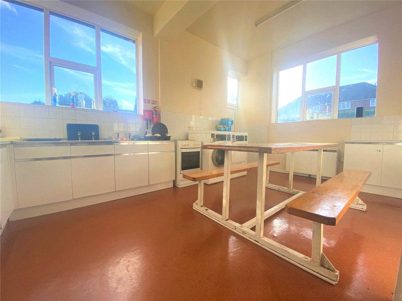 'Single room within large HMO (Furnished)' Room to Rent from SpareRoom