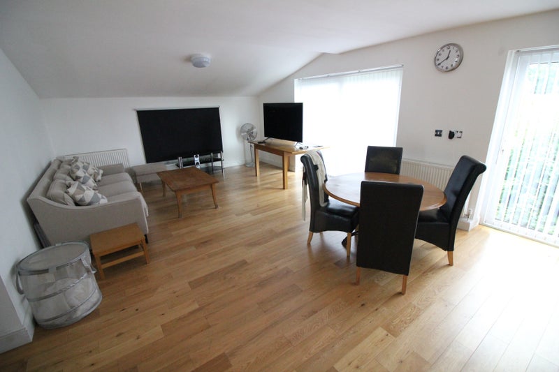 'Massive Double Room in Shared House- Chertsey' Room to Rent from SpareRoom