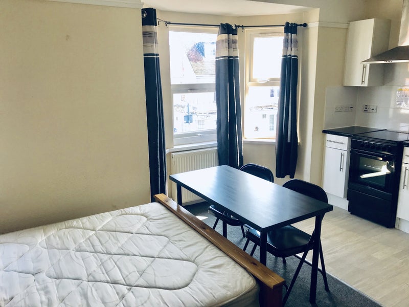 'Modern Studio Flat ' Room to Rent from SpareRoom