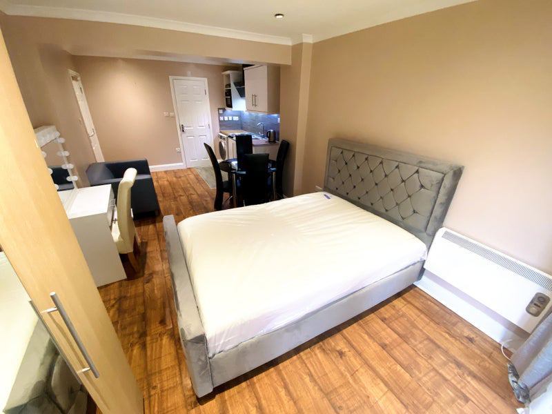 'Large Studio Flat , Newly Refurbished with Garden' Room to Rent from ...