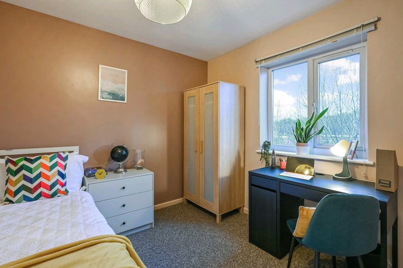 '8 rooms in luxury HMO for Professionals! ' Room to Rent from SpareRoom