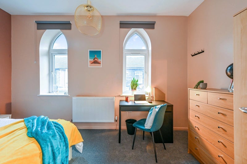 '8 rooms in luxury HMO for Professionals! ' Room to Rent from SpareRoom