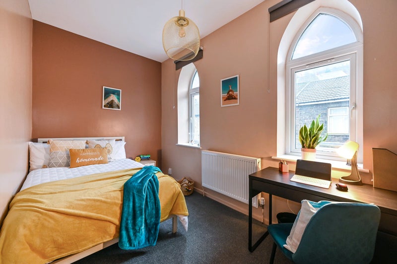 '8 rooms in luxury HMO for Professionals! ' Room to Rent from SpareRoom