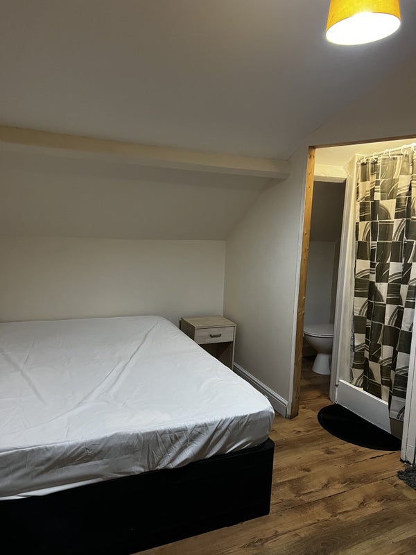 'Double Bed en-suite studio room' Room to Rent from SpareRoom