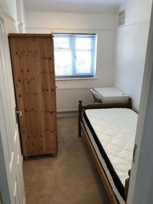 'Large Single Room - Near Station' Room to Rent from SpareRoom