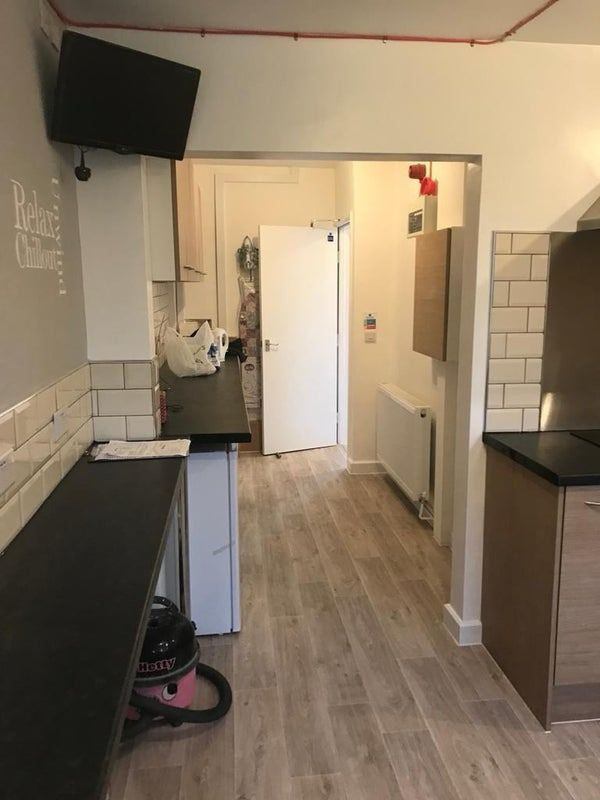 'A Modern and Spacious Double Room in a Welcoming H' Room to Rent from ...