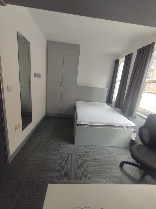 'Fully Furnished Double room In Student accomodatio' Room to Rent from ...