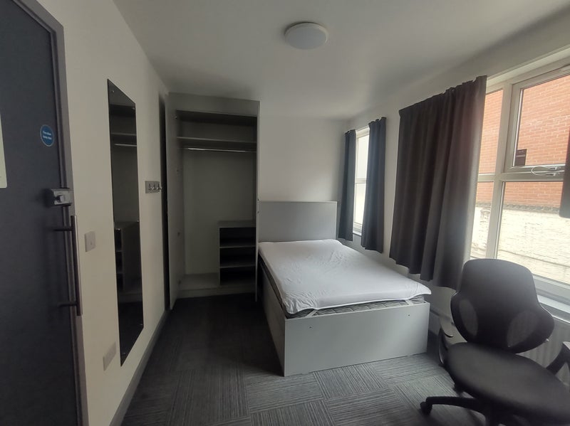 'Fully Furnished Double room In Student accomodatio' Room to Rent from ...