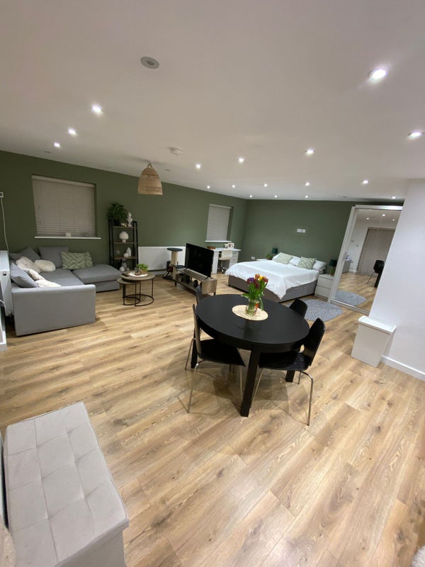 'Spacious & Large Studio Flat, Alpha Street South' Room to Rent from ...