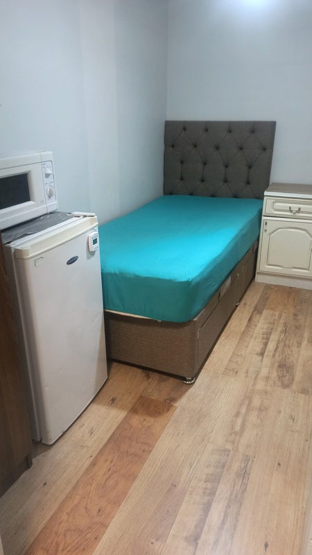 'Fully Furnished Single Room Ensuite' Room to Rent from SpareRoom