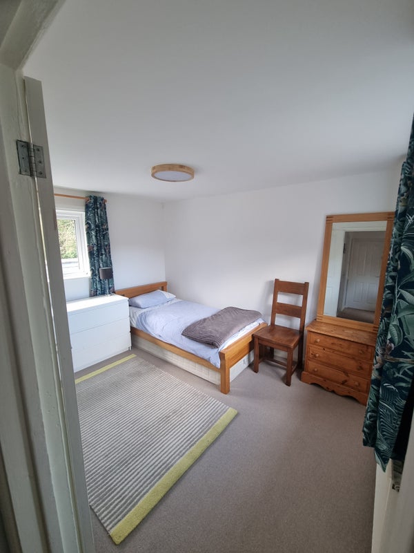 'Lodger Required. Double sized bedroom, Headley.' Room to Rent from ...