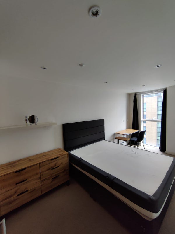 'Double En-Suite Room In Modern Flat' Room to Rent from SpareRoom