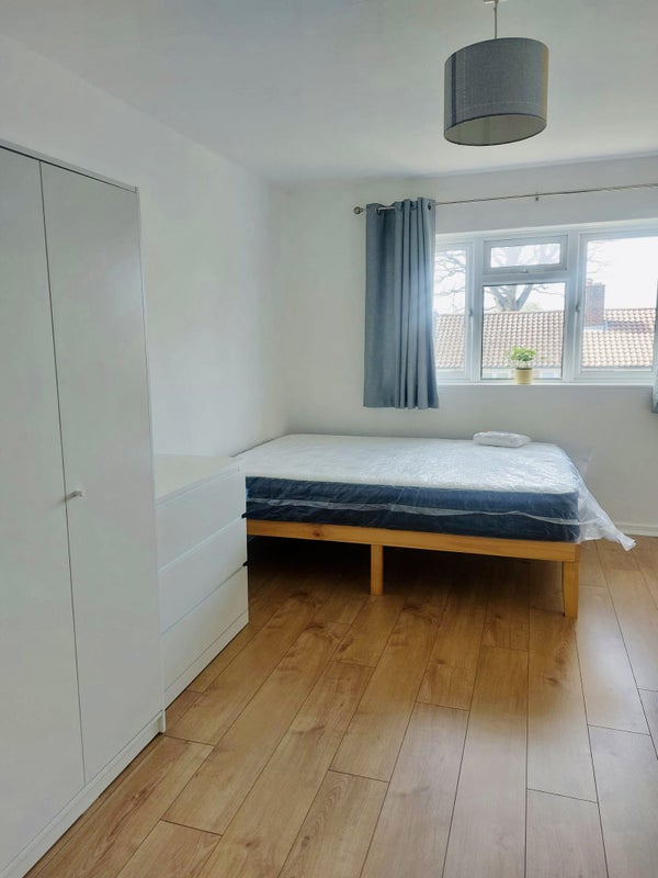'Professional House Share - 8min walk from station' Room to Rent from ...