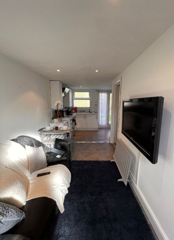 'Luxury Modern Cabin!! The whole unit guys!! ' Room to Rent from SpareRoom