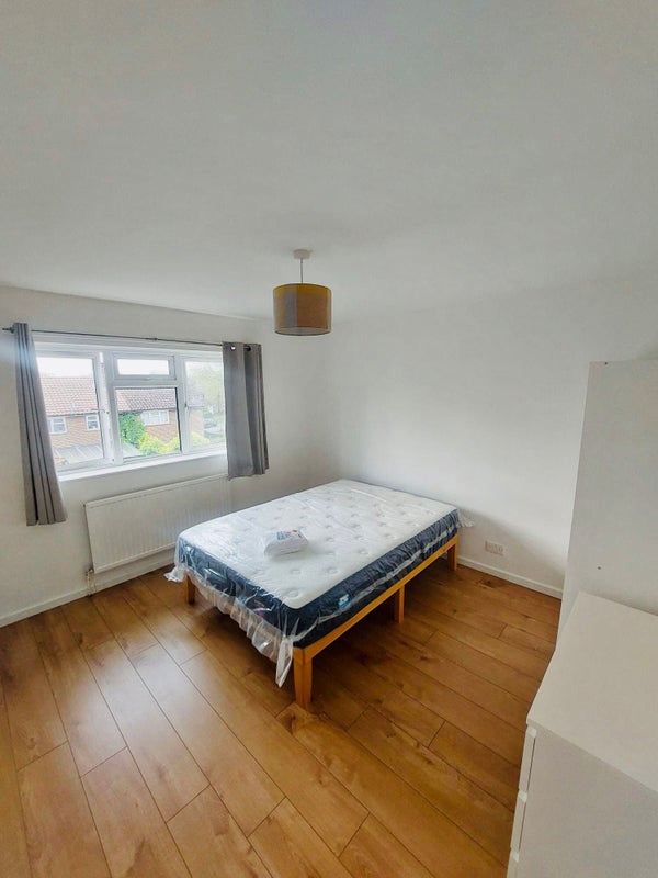 'Professional House Share - 8min walk from station' Room to Rent from ...