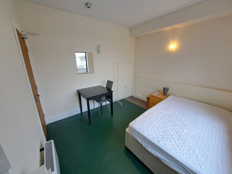 '2 self-contained bedsits in Central Bristol' Room to Rent from SpareRoom