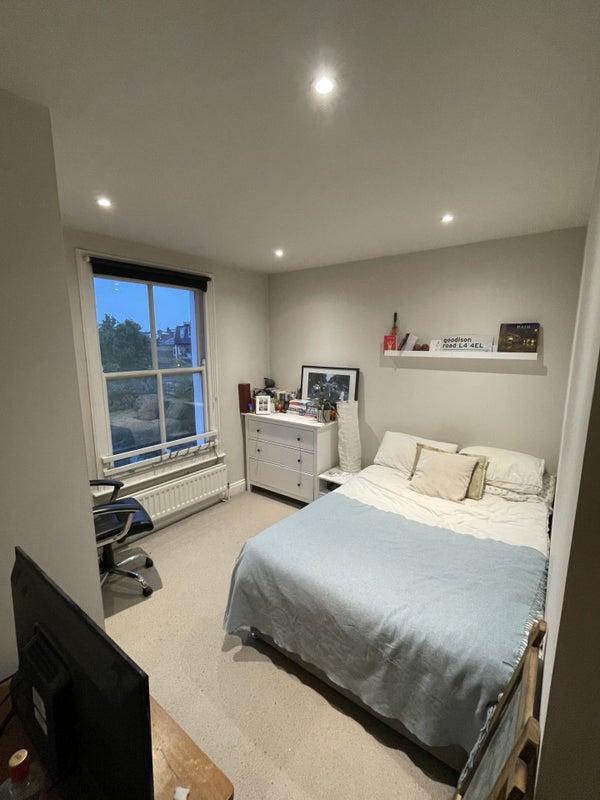 'Double room available just off Northcote Road' Room to Rent from SpareRoom