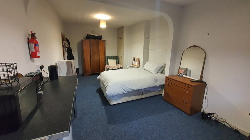 'Large private bedsit - short walk to city centre' Room to Rent from ...