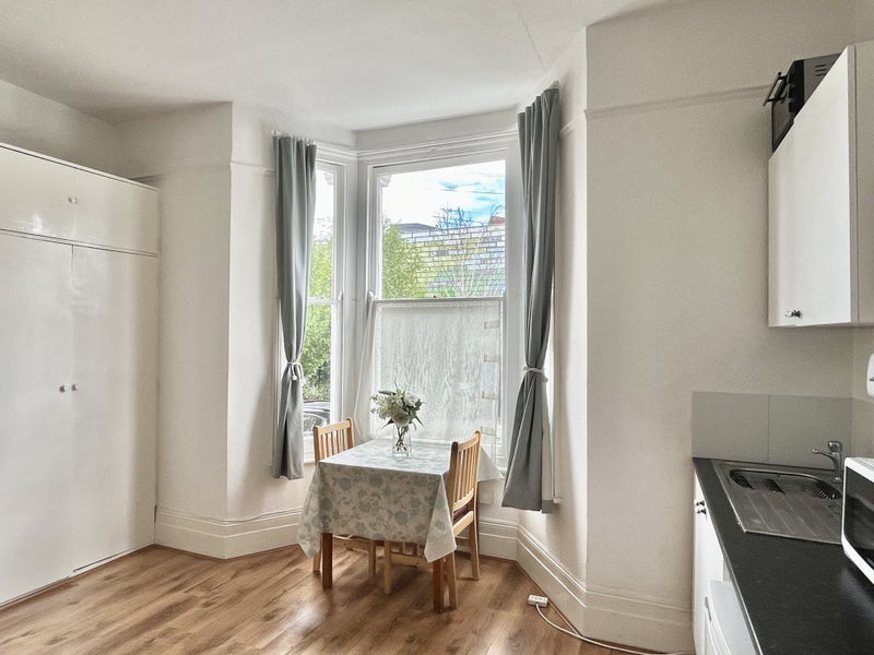 'Huge bright studio bedsit - 5 mins to Zone 2 tube' Room to Rent from ...