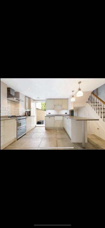 'En Suite Bedroom, split level flat, large garden' Room to Rent from ...