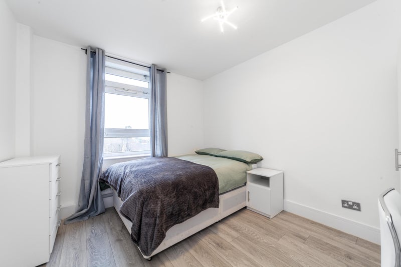 '🔥Bright Double Steps from East Putney Station🔥 ' Room to Rent from ...