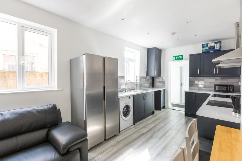 'Room only in a 6 bed luxury HMO nr Station' Room to Rent from SpareRoom