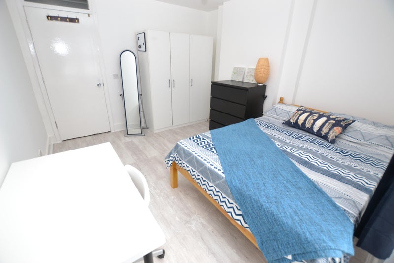 'Zone 2 Stratford Massive Dbl Room Available!' Room to Rent from SpareRoom