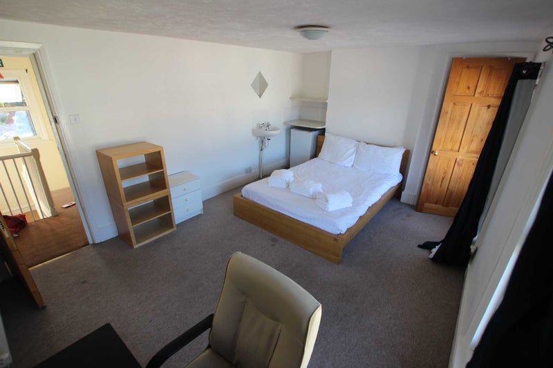 'Very large double room in Central Reading' Room to Rent from SpareRoom