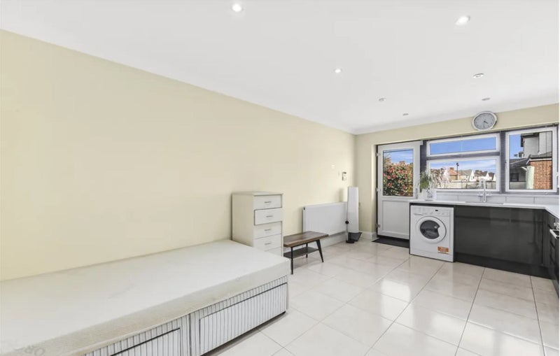 'Luxurious Modern 1 Bed Room Flat ' Room to Rent from SpareRoom