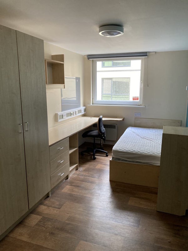'Ensuite room, Burley Road student accommodation' Room to Rent from ...