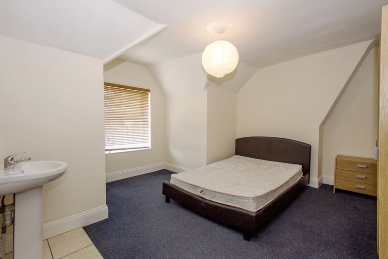 'Room Close to Train Station and Asda' Room to Rent from SpareRoom