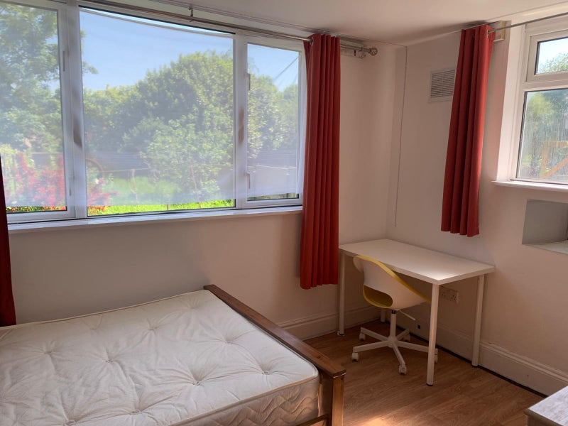 'Brand New Large single room, En-Suite' Room to Rent from SpareRoom