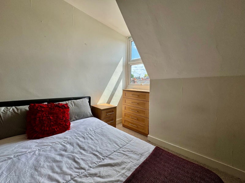 'Large Top Floor Room - Professional House' Room to Rent from SpareRoom