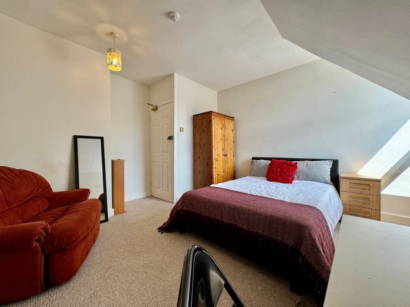 'Large Top Floor Room - Professional House' Room to Rent from SpareRoom