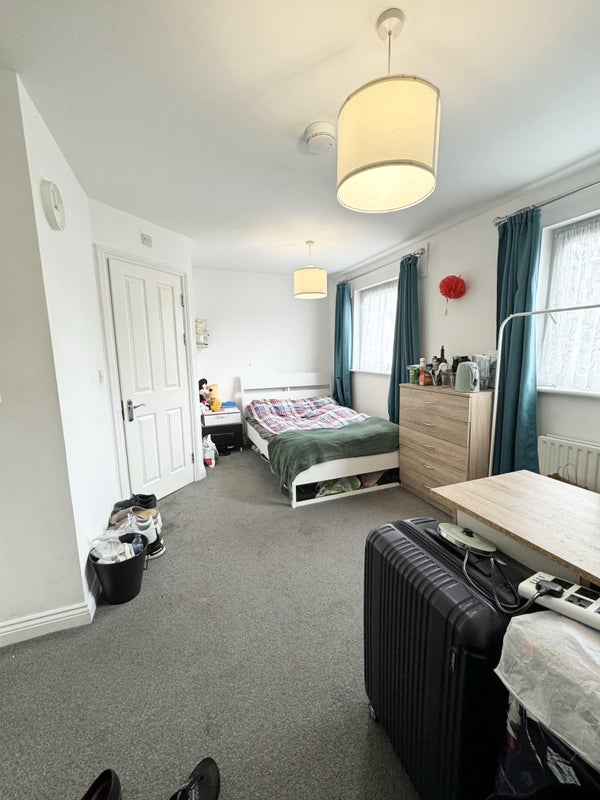 'Double En-Suite Room - Available Now!' Room to Rent from SpareRoom