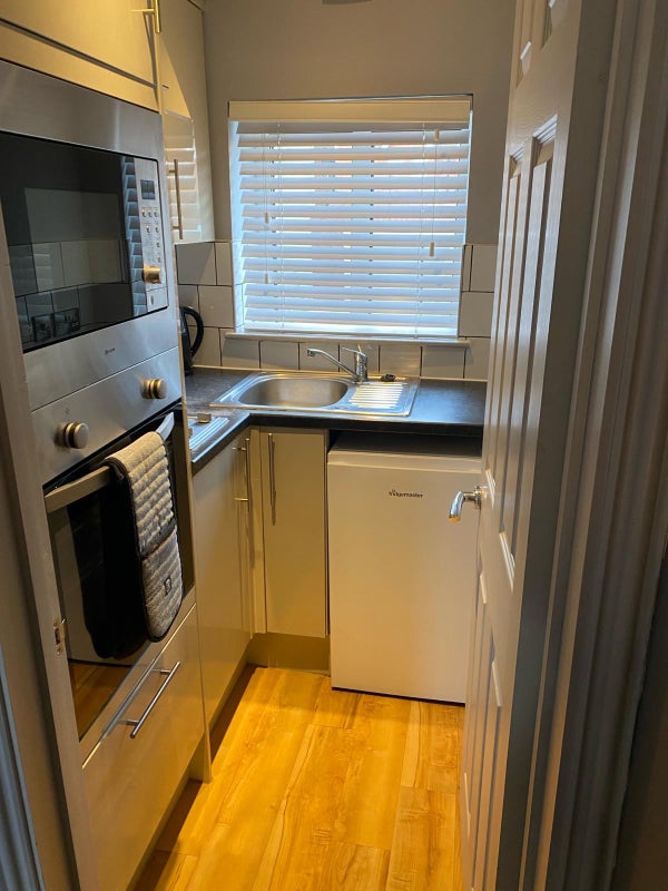 'Private Annex all Bills inc - must be dog friendly' Room to Rent from ...