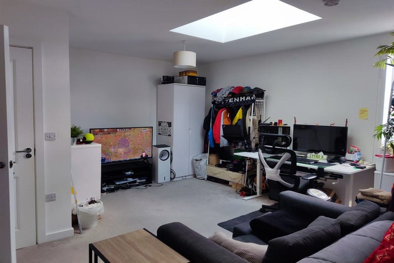 'A Superb Ensuite Double Bedroom In Top Floor Penth' Room to Rent from ...