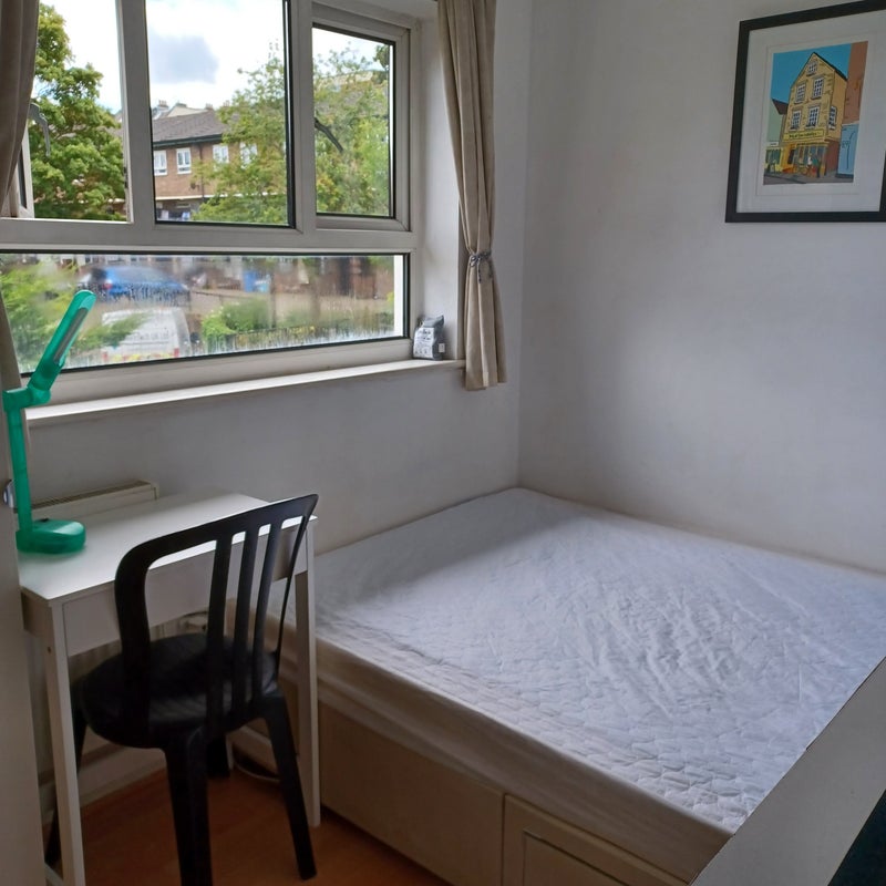 ' Small pretty Double Room in Rochester ME1 ' Room to Rent from SpareRoom