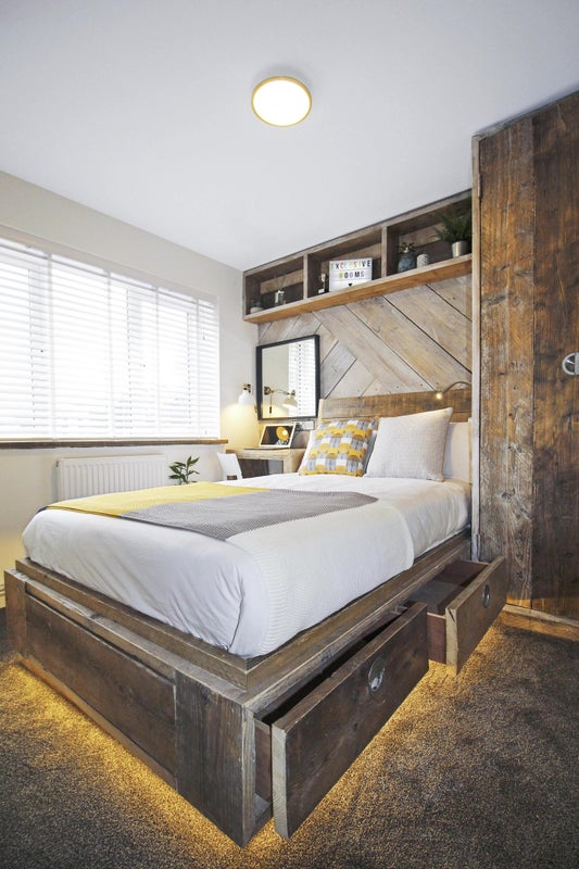 'Lovely Double Room - Southgate, Crawley' Room to Rent from SpareRoom