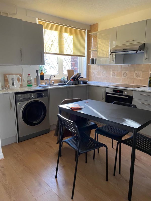 'Large room in Clapham Junction!!' Room to Rent from SpareRoom