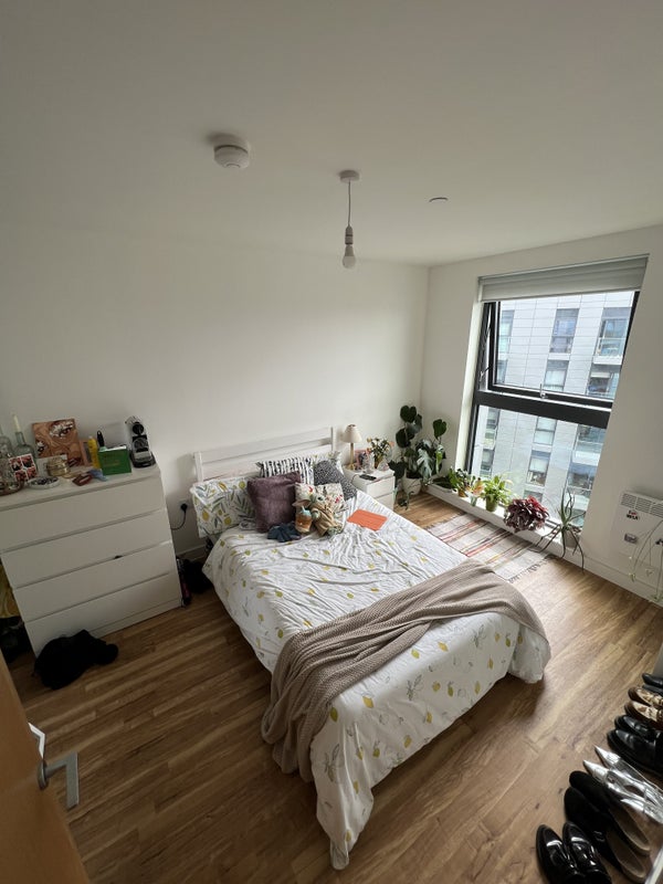 “One room available (en-suite)” from SPARE ROOM.co.uk
