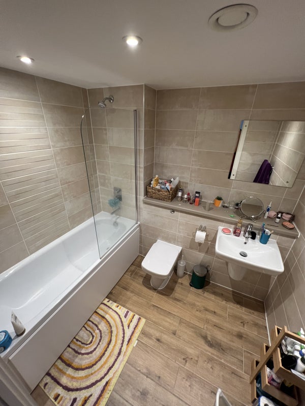 “One room available (en-suite)” from SPARE ROOM.co.uk
